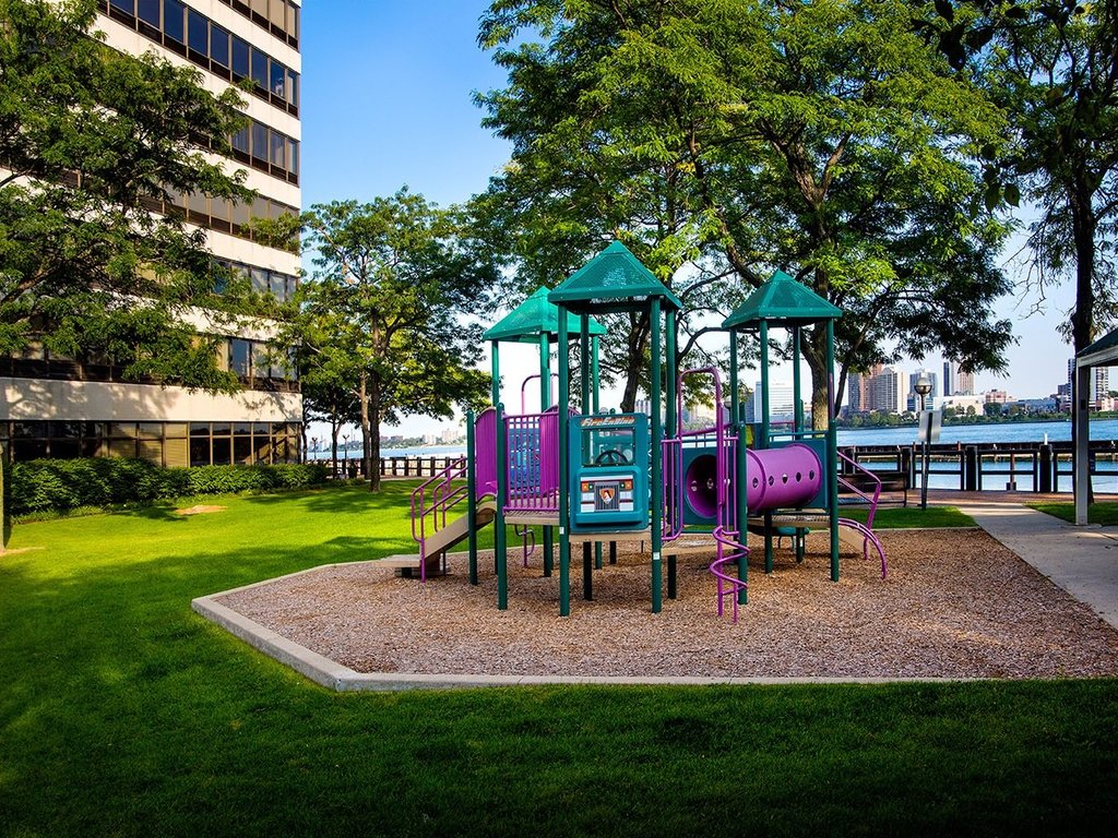 Detroit High Rise Apartments | Riverfront Towers | Amenities