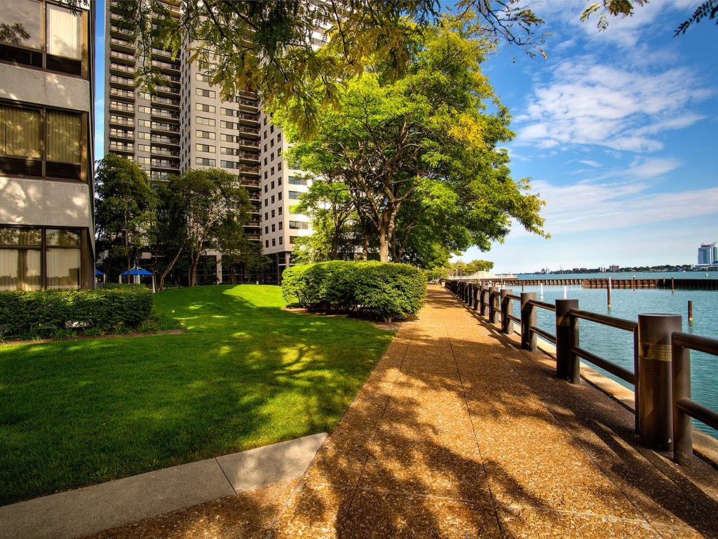 Detroit High Rise Apartments | Riverfront Towers | Amenities
