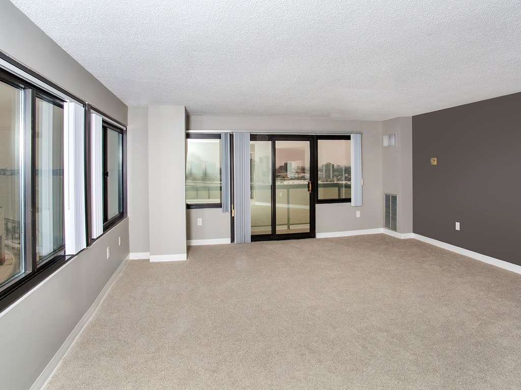 Detroit High Rise Apartments | Riverfront Towers | Amenities