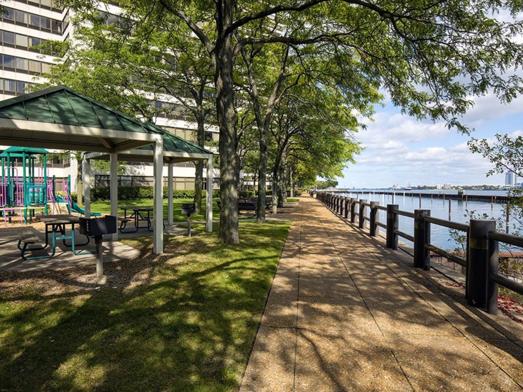 Detroit High Rise Apartments | Riverfront Towers | Amenities