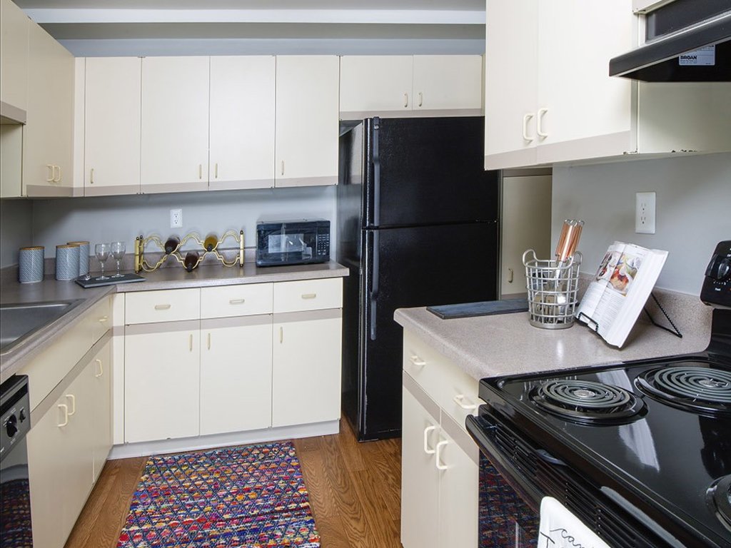 Detroit High Rise Apartments | Riverfront Towers | Amenities