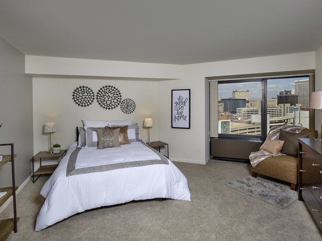 Detroit High Rise Apartments | Riverfront Towers | Amenities