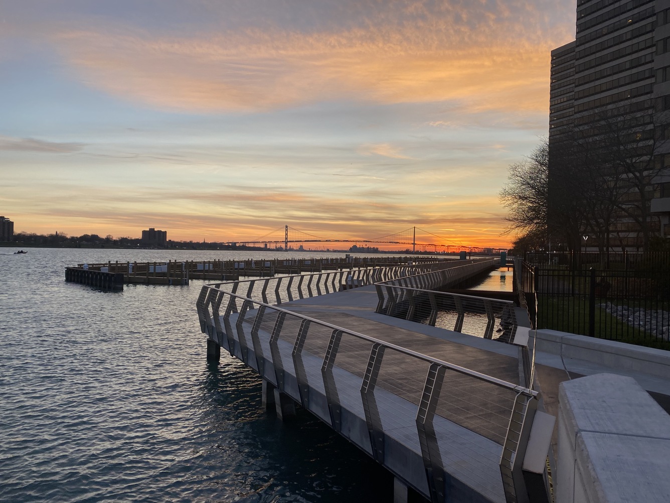 Detroit Riverfront Apartments | Riverfront Towers | Welcome