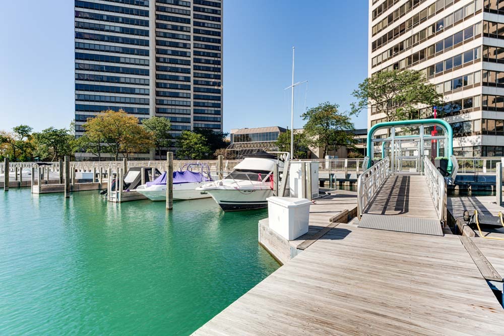 Detroit Riverfront Apartments | Riverfront Towers | Welcome