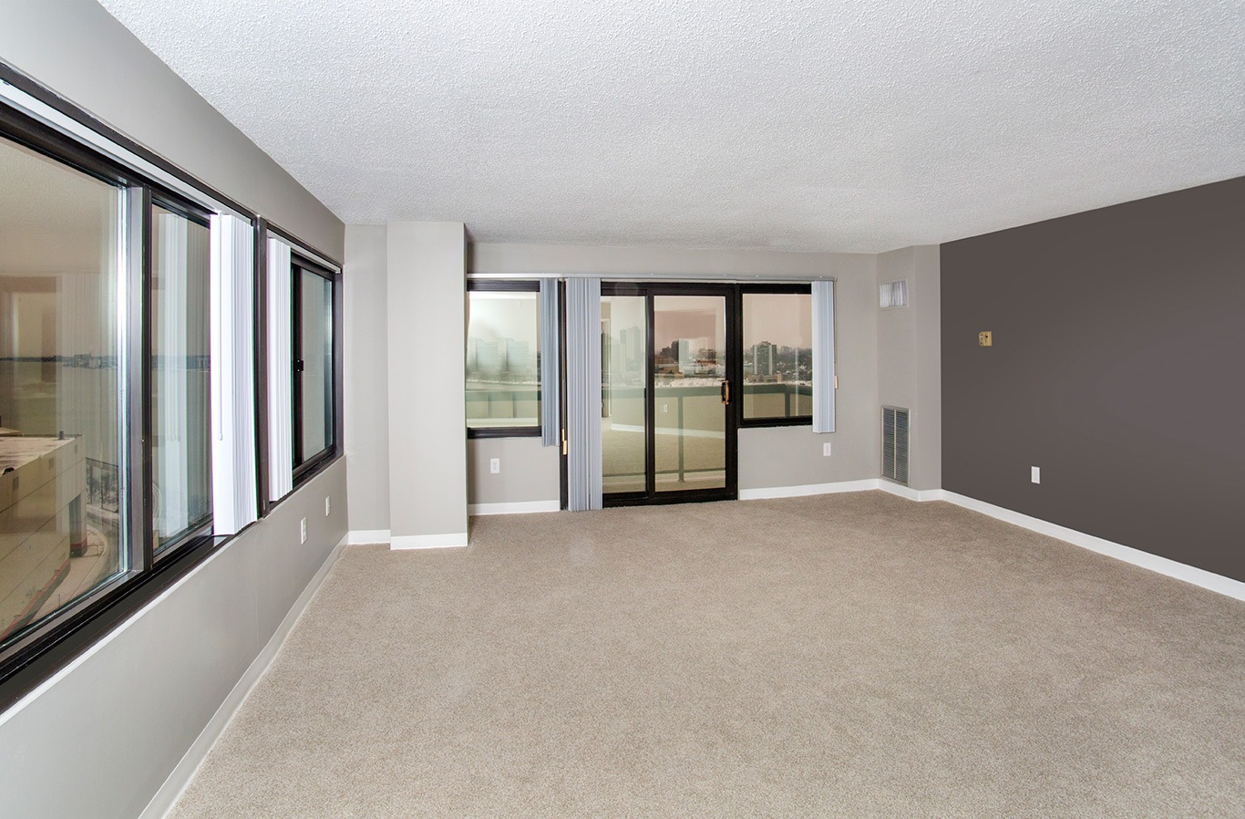 Detroit High Rise Apartments | Riverfront Towers | Amenities